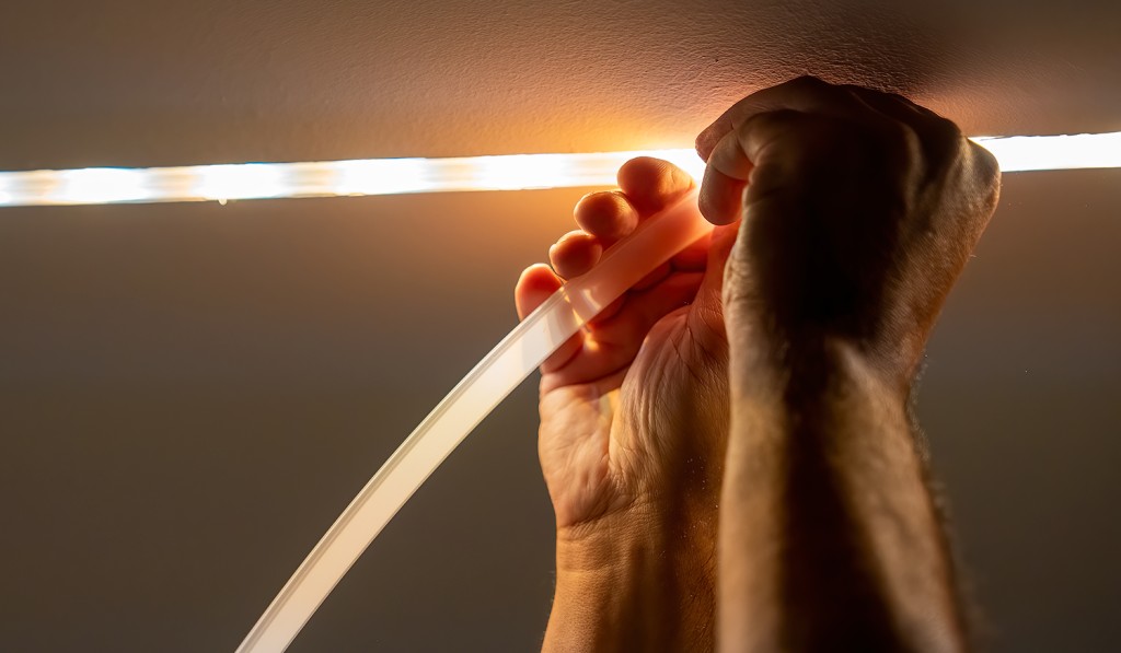 Como instalar tiras LED en techo, pared, muebles y espejo